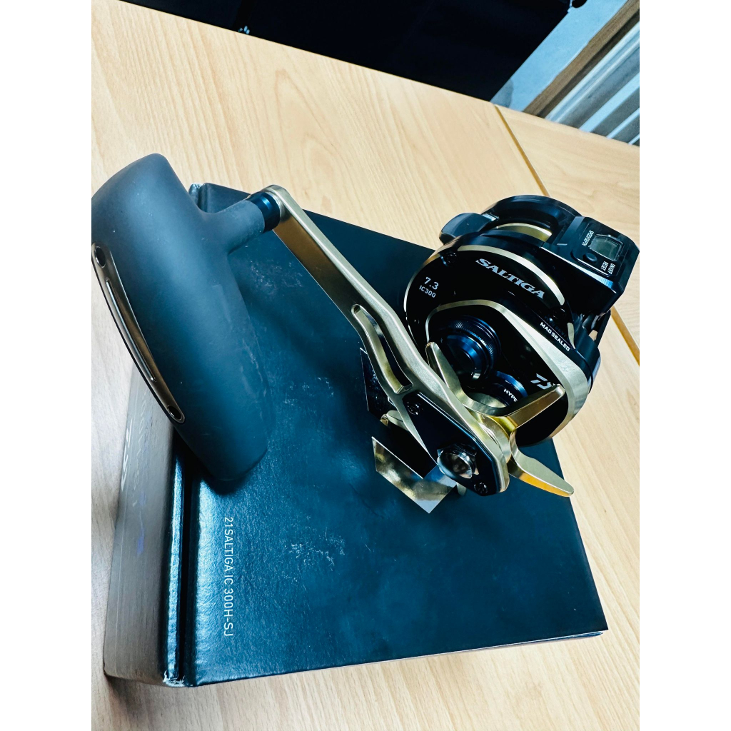 漁夫釣具 日本DAIWA SALTIGA IC 300H-SJ右手 鼓式捲線器 同步線規 計米 數位顯示 路亞 鐵板 | 蝦皮購物