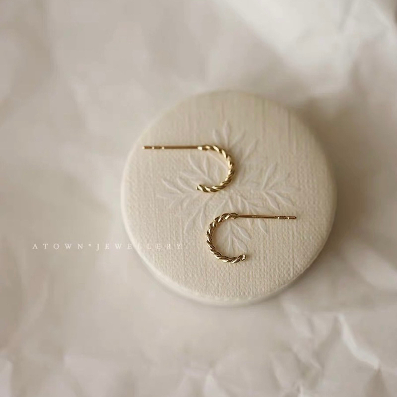 ATOWN 輕珠寶 純9K金 麻花半圈耳環 仿耳圈耳釘 | 蝦皮購物