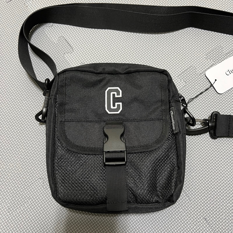 (小百姓二手精選)全新 ChooShop logo C字 隔層側背包 斜背包 小包 隨身包 網格 可調整背帶 | 蝦皮購物