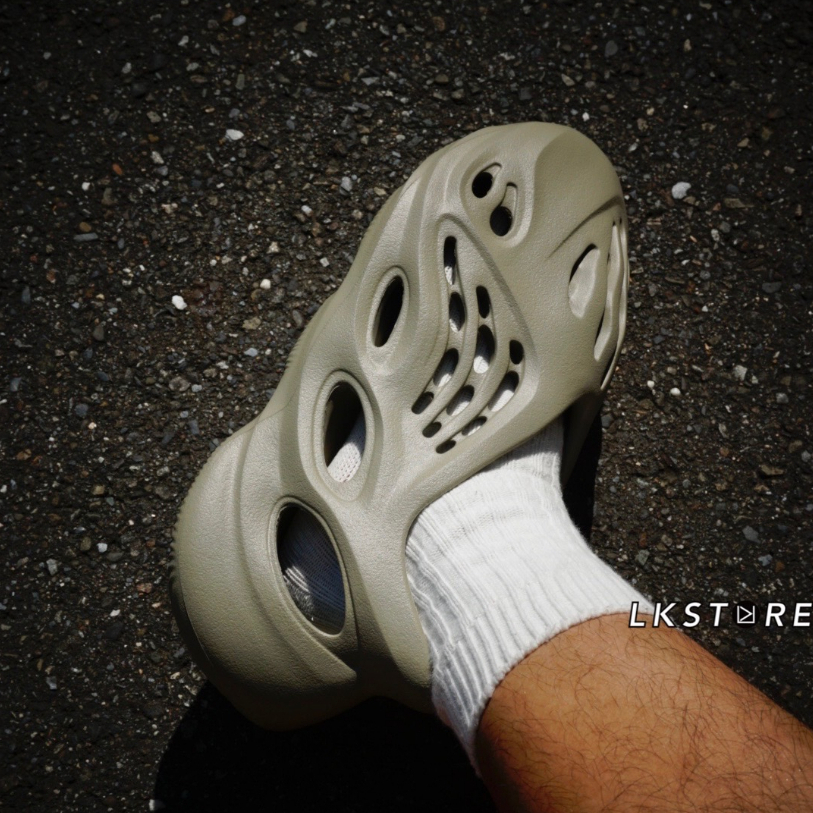 {LKSTORE} Adidas YEEZY FOAM RUNNER "Stone Salt" 淺棕色 GV6840 | 蝦皮購物