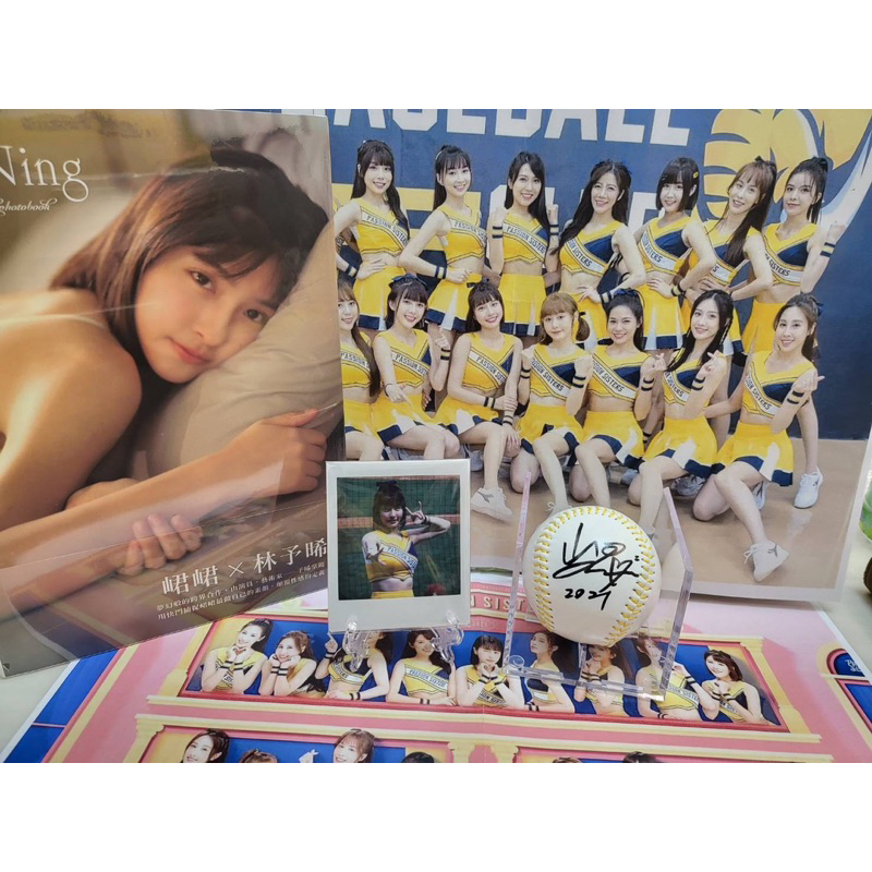 （實品拍攝販售）中信兄弟 PS女孩 峮峮 猛象logo親筆簽名球及峮峮全新寫真書【QUNing-初心版(平裝版)】 | 蝦皮購物