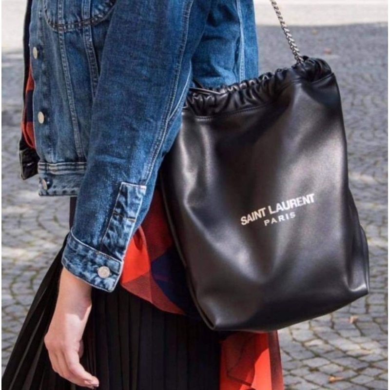 YSL Saint Laurent TEDDY 大款 揉製小羊皮束口水桶包 黑色 | 蝦皮購物