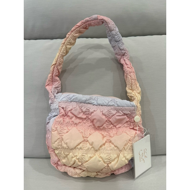 全新 現貨 CARLYN 雲朵包 SOFT BAG M - ASH BLUE 灰藍、cotton candy 彩色漸層 | 蝦皮購物
