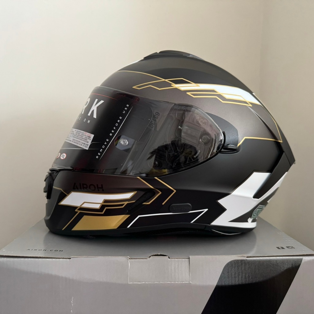 🎉送藍芽耳機🎉⭐️2024新色⭐️Airoh SPARK #10 消光黑/金 全罩 內置墨片 史巴克 義大利品牌 公司貨 | 蝦皮購物