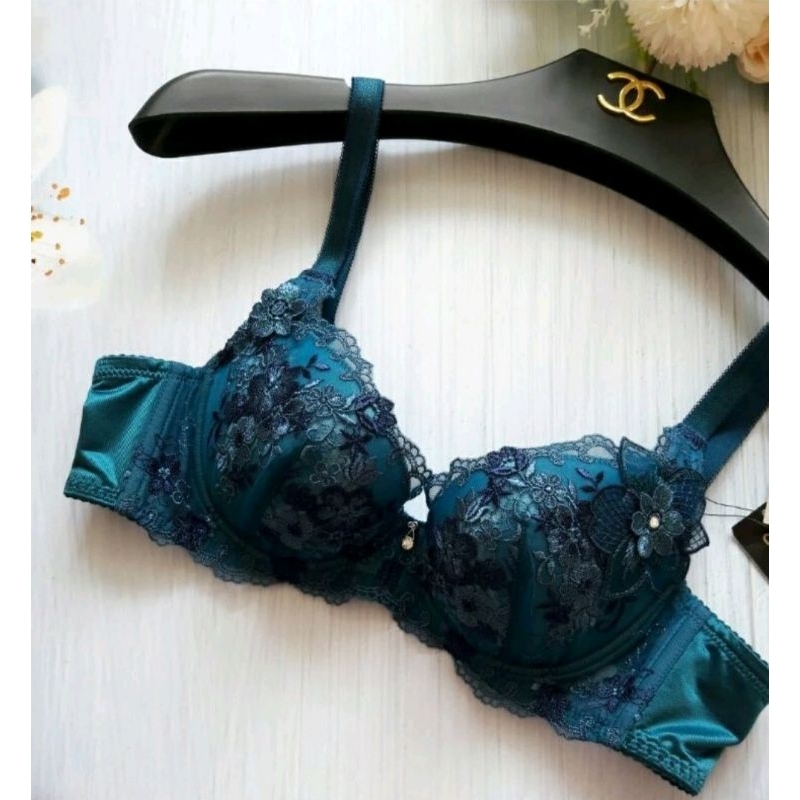 華歌爾【莎露】高級刺繡蕾絲 深V包覆 集中美胸內衣 75B=34B，70B=32B 藍色 | 蝦皮購物