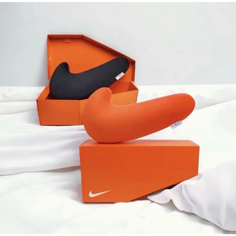 【MONEY J】NIKE SWOOSH 國外限定抱枕 橘色 黑色 OG021800A | 蝦皮購物