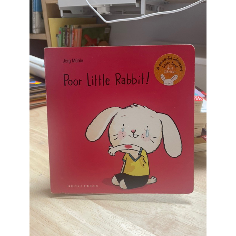 Poor little rabbit!幫小兔子擦擦藥硬頁書（二手） | 蝦皮購物