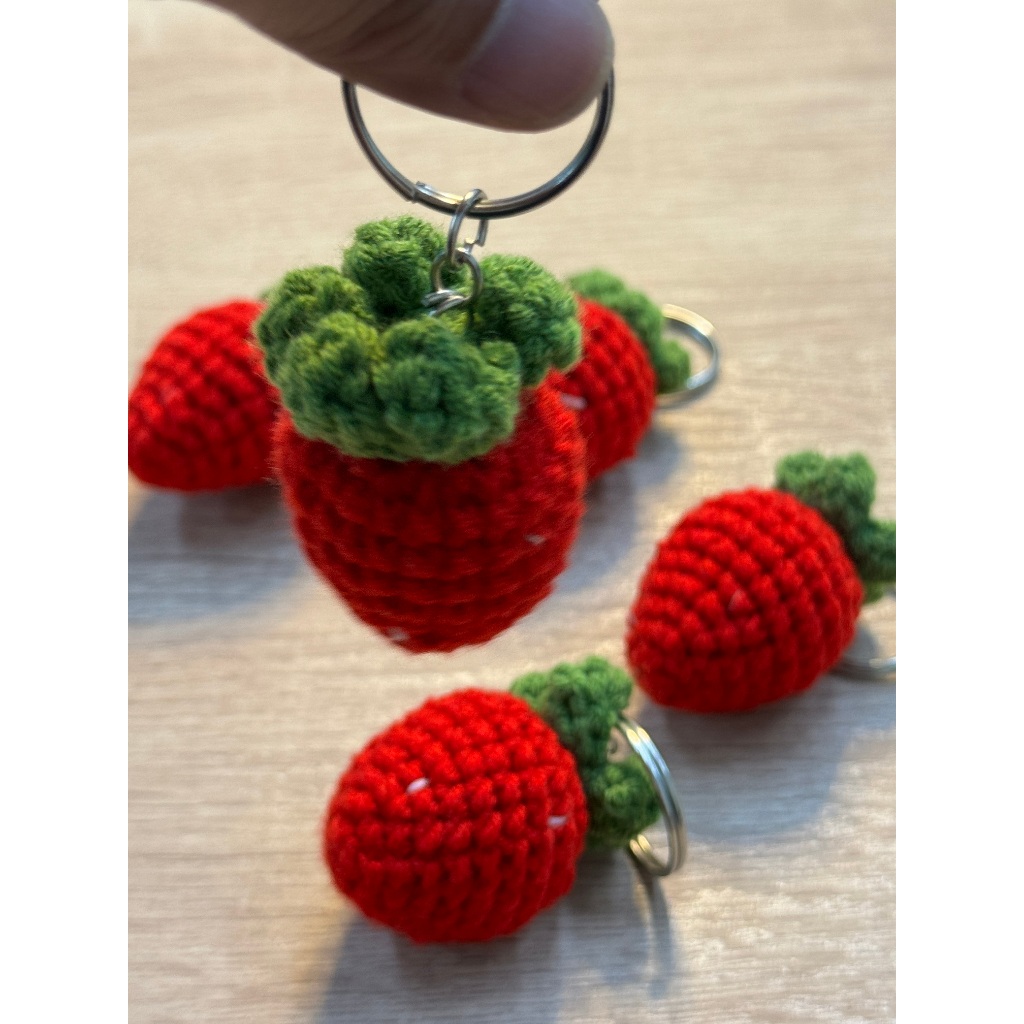 (Nghi Nghi手作工坊)毛線鉤針手工編織工藝手作玩偶 小草莓手工編織鑰匙扣吊飾(成品) | 蝦皮購物