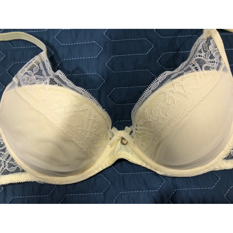 全新品～淡黃色（原價4,180)Chantelle仙黛爾70D/32D精緻優美蕾絲款（法國頂級品牌內衣) | 蝦皮購物