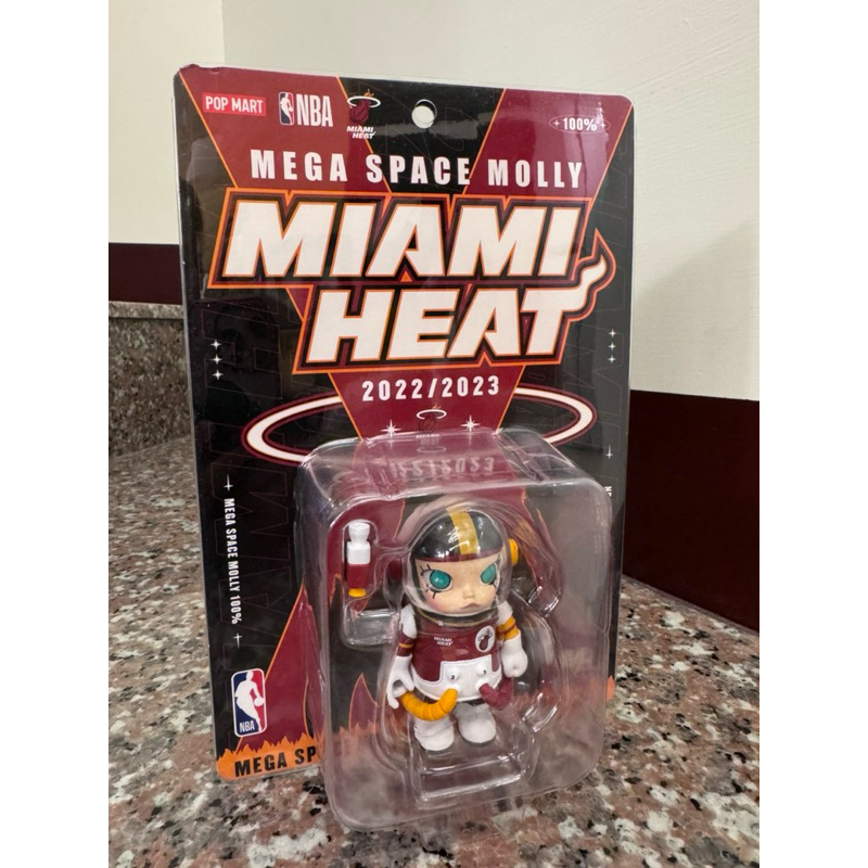 《現貨》泡泡瑪特 Popmart MEGA SPACE MOLLY Molly 100% NBA系列 吊卡 邁阿密熱火 | 蝦皮購物