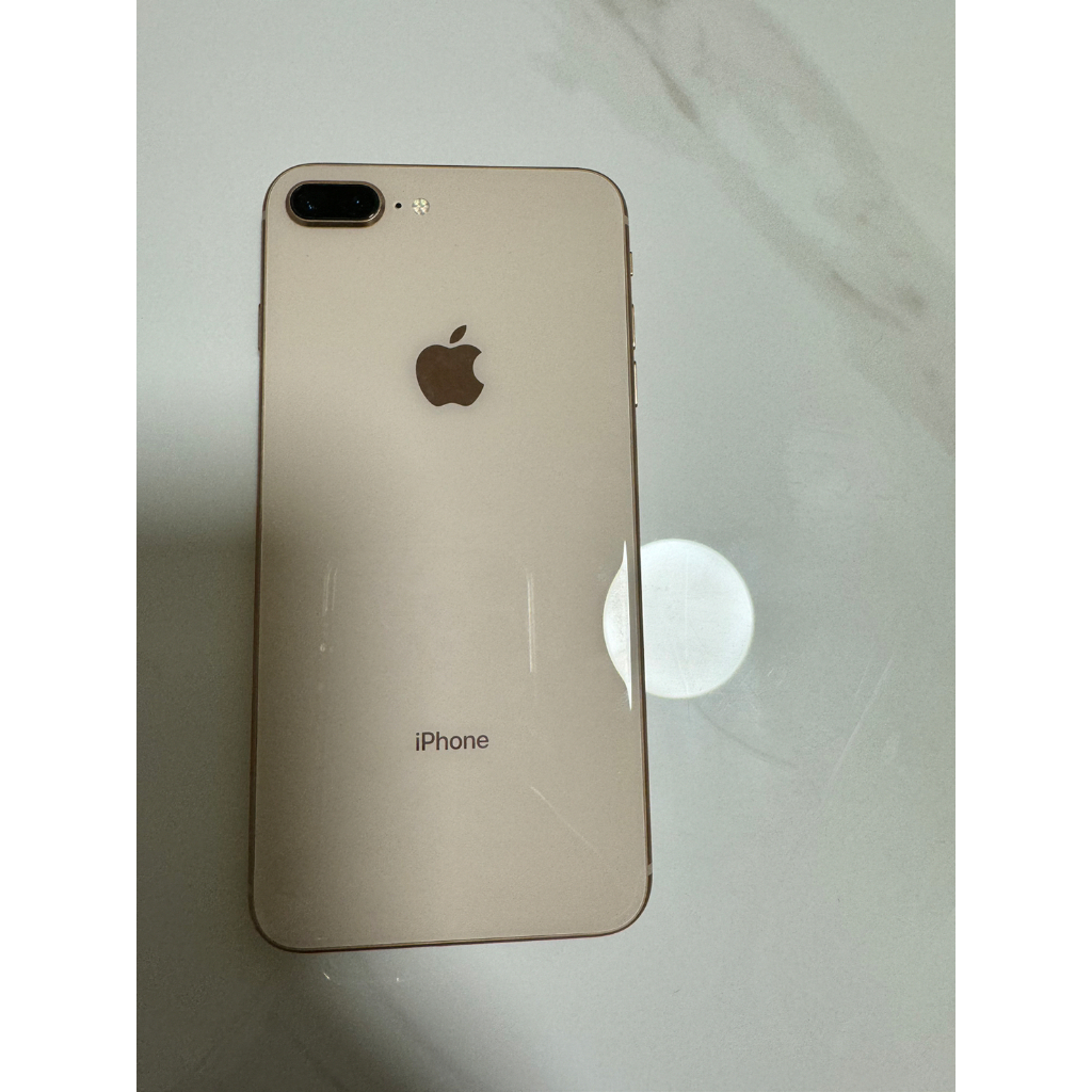 割愛iPhone 8 Plus 64G金色二手機(免費加送Magsafe引磁貼片+彩色雲彩玻璃防護殼套) | 蝦皮購物