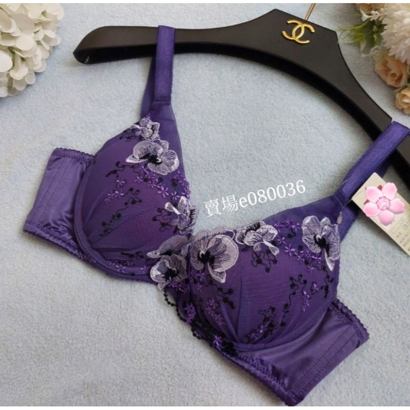 【華歌爾】莎薇 深V粉水 刺繡蕾絲 集中托高內衣 70B=32B，70C=32C 原價1680 紫色 | 蝦皮購物