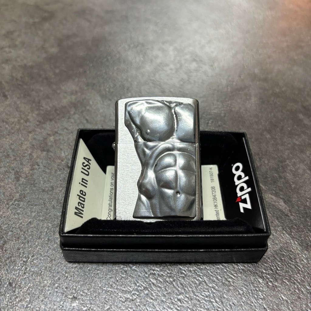 【zippo】德國原裝正品、健美猛男、煤油打伙機、立體圖案銀底款（內膽可選搭ZIPPO/ZORRO/充氣/煤油） | 蝦皮購物