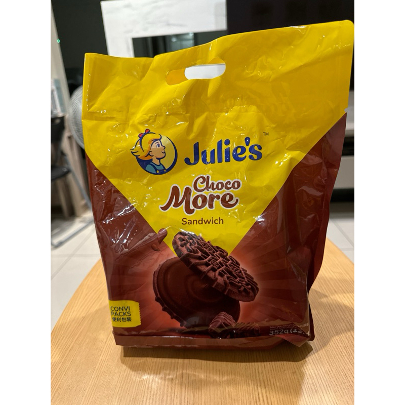 Julie’s 茱蒂絲巧克力味夾心餅乾 352g 馬來西亞 零食 餅乾 奶素 巧克力夾心餅 點心 | 蝦皮購物