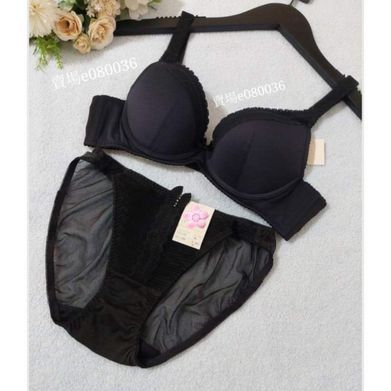 【華歌爾】莎薇 素面 性感深V粉水2UP 涼感 集中 托高 內衣 70B=32B 經典黑色 涼感內衣 | 蝦皮購物