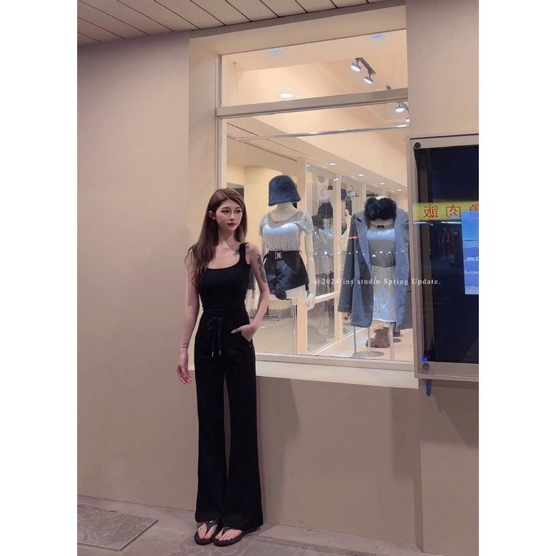 Yi_shop • ins 《黑、灰-現/預》輕棉微喇叭高腰褲 長腿請閉眼入！ 喇叭褲 | 蝦皮購物