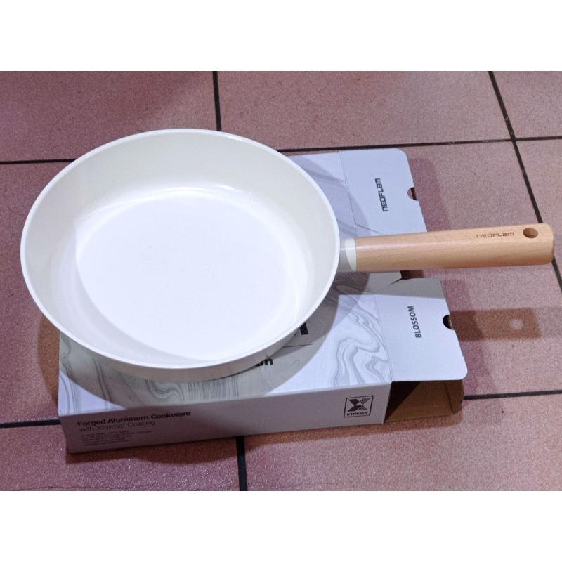 原廠公司貨 平底鍋 NEOFLAM 陶瓷平底IH 24cm 適用(IH爐) EC-BS-F24I-WH Blossom | 蝦皮購物