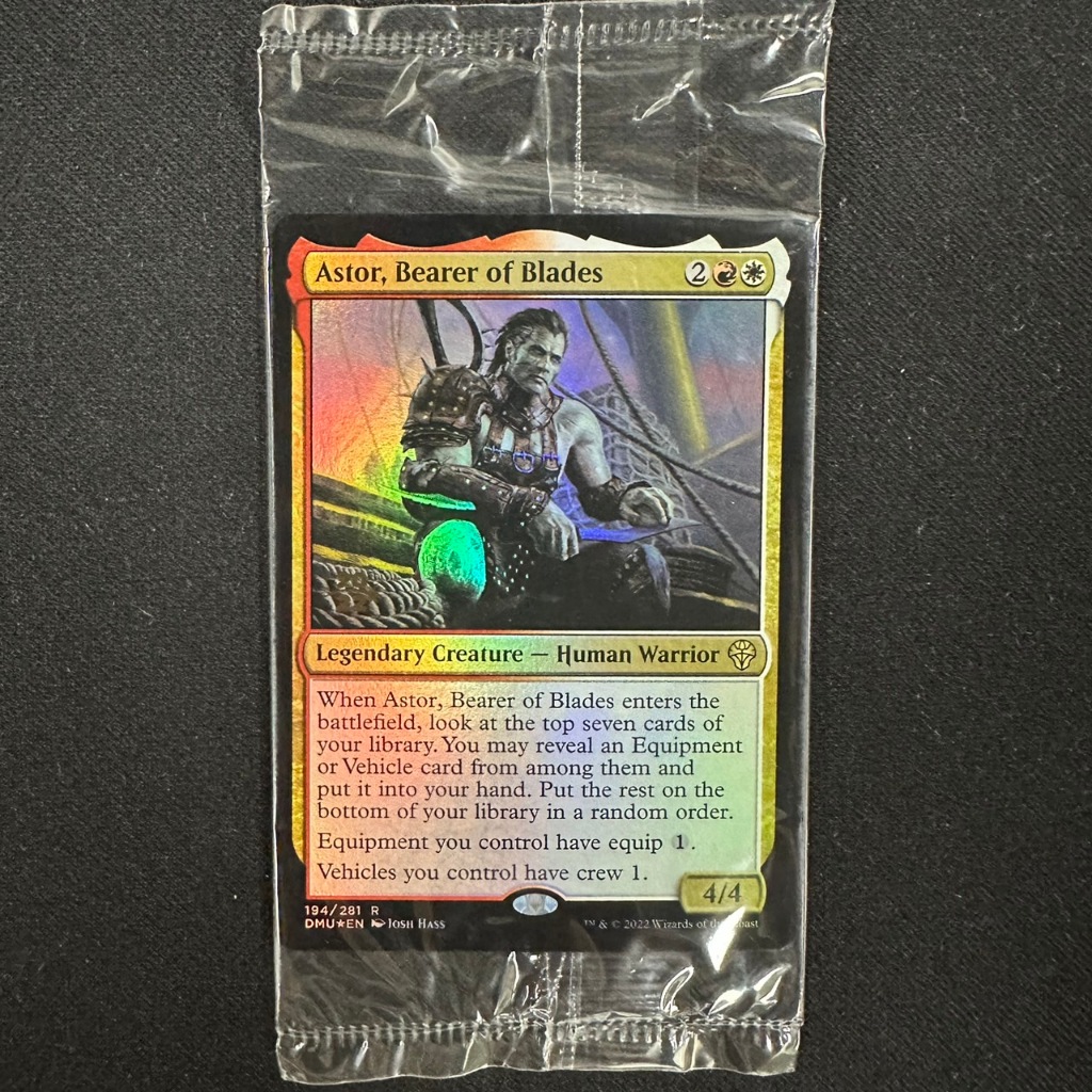 (C) 魔法風雲會 MTG 售前閃 194 DMU 多明納里亞 Astor, Bearer of Blades | 蝦皮購物