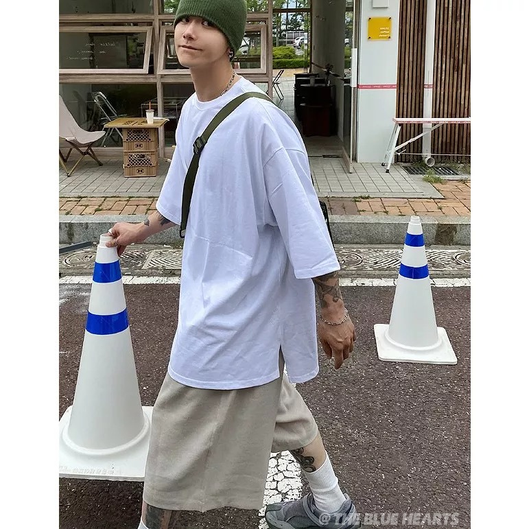 【𝘁𝗵𝗲𝗯𝗹𝘂𝗲𝗵𝗲𝗮𝗿𝘁𝘀】正韓現貨 🇰🇷 𝗛𝗢𝗟𝗬 𝗜𝗡 𝗖𝗢𝗗𝗘 素色 over 寬大 開衩 五分 短袖（2c） | 蝦皮購物