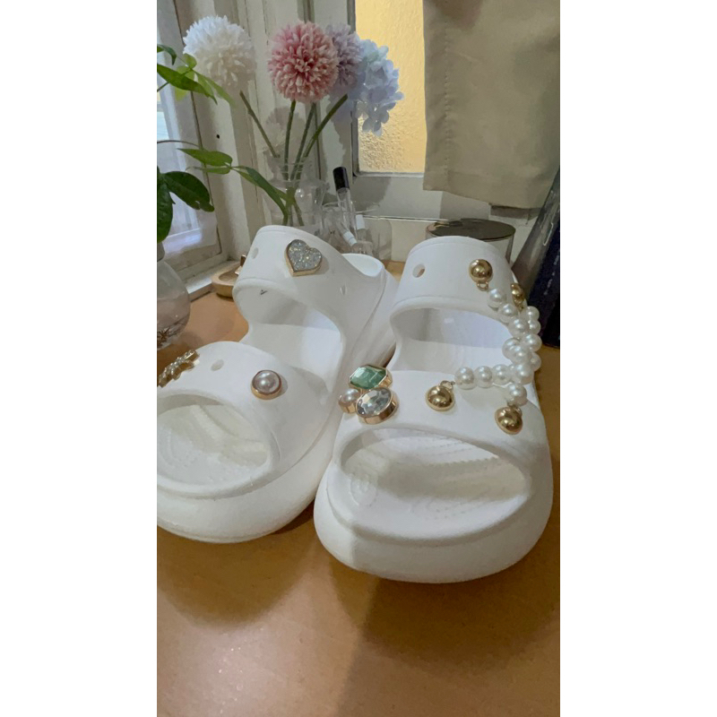 Crocs 卡駱馳 泡芙涼鞋-207670-100 洞洞鞋 白色 M6W8(23.8-24.6) | 蝦皮購物