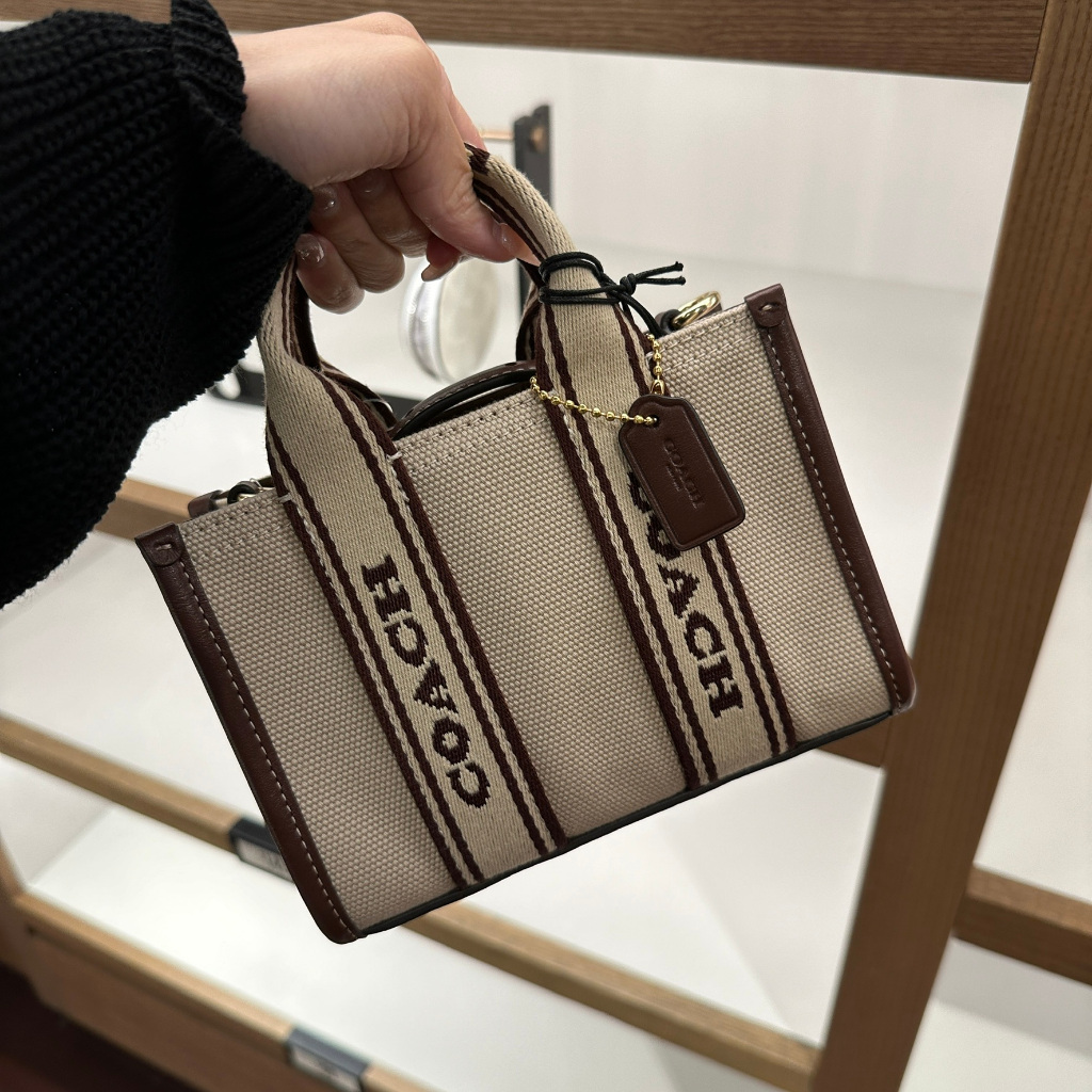 👻現貨🇺🇸 Coach Smith Dempsey 托特包 手提包 斜背包 圓標 滿版logo 包包 女生 老花 | 蝦皮購物