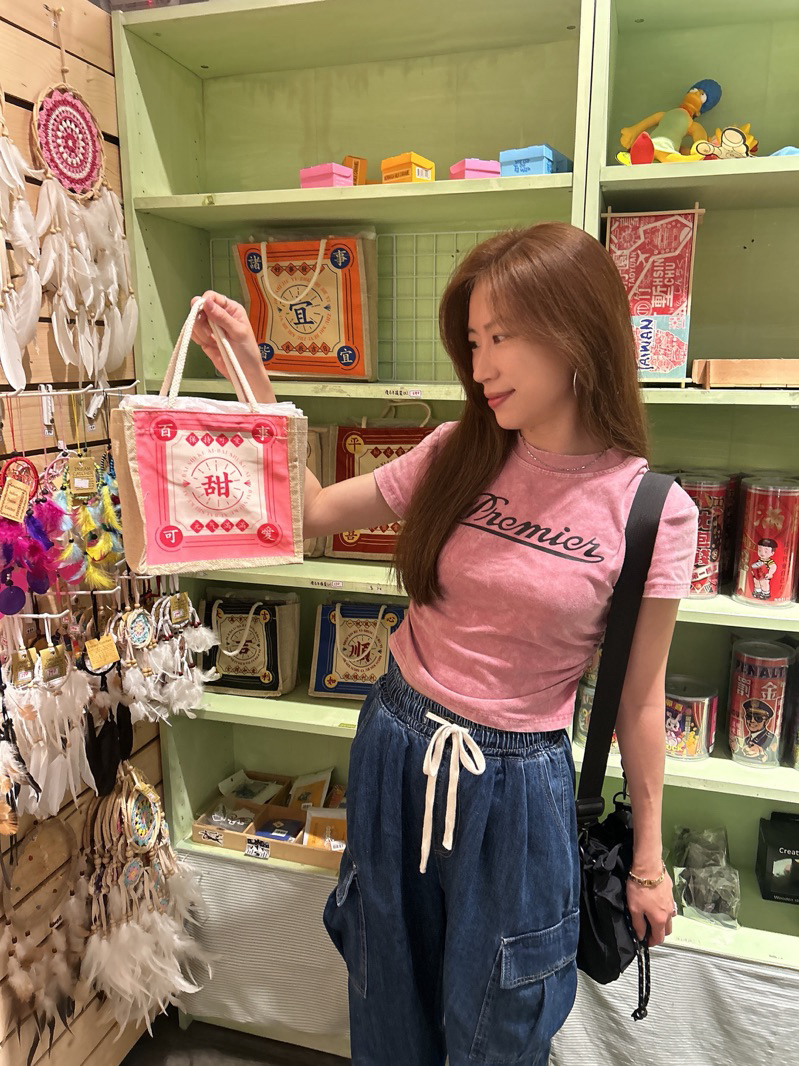 【預購】實穿實拍/R066圓領水洗感字母側抓皺墊肩短袖上衣/灰色/粉色/美式復古/渲染/甜酷/休閒/大學生/盛夏新款 | 蝦皮購物