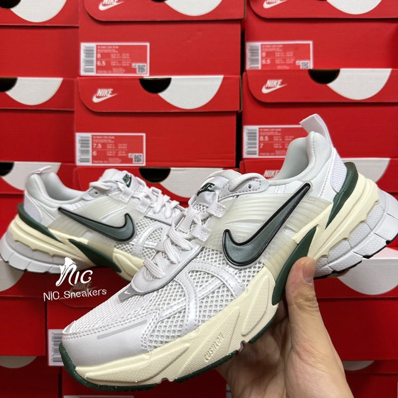 NIC_Sneakers ΝΙKE V2K RUN Runtekk 白綠 綠勾 慢跑鞋 FD0736-101 | 蝦皮購物