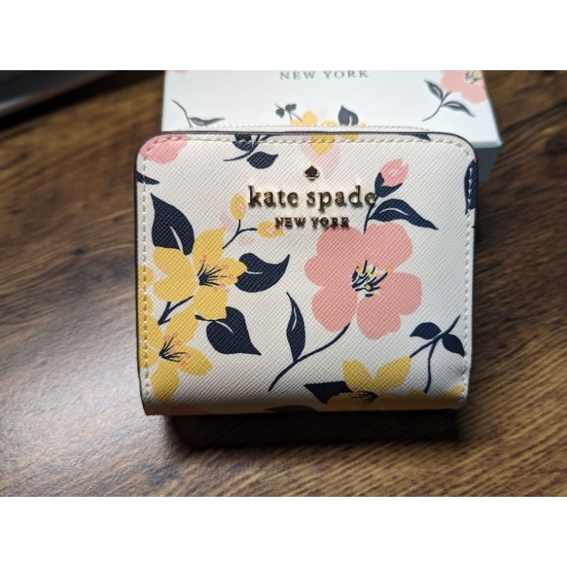 Kate Spade- staci lily bloom短夾，含運 | 蝦皮購物