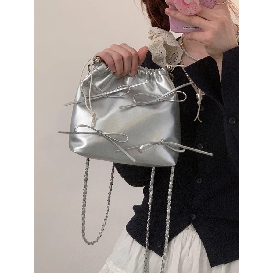 ｜miiia｜立體蝴蝶結束口鏈條雙肩背包 | 蝦皮購物