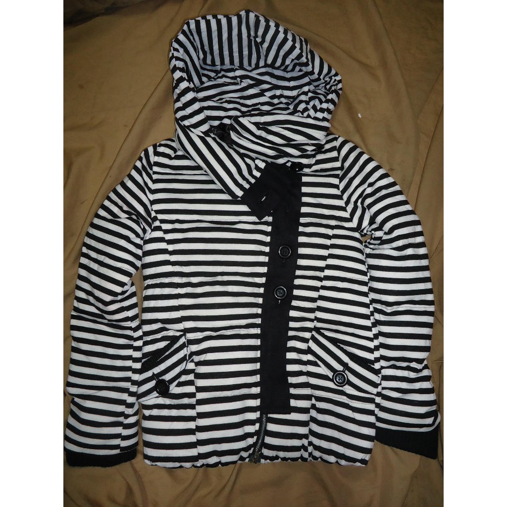 日本TRIM BEAUT MAISON GILFY白黑色橫條紋連帽羽絨長外套,羽絨70/30,尺寸M,帽子連接鈕扣少2顆 | 蝦皮購物