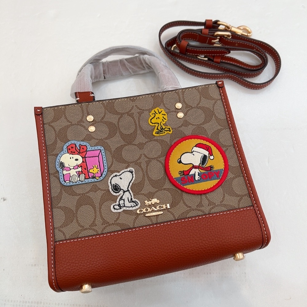[小香風衣舖]全新現貨-CE851-COACH經典老花史努比徽章手提斜背兩用托特包-棕【美國outlet正品】 | 蝦皮購物