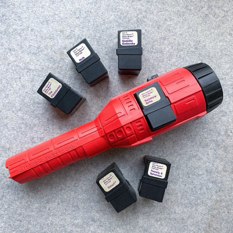 View Master Show Beam 投影手電筒 需裝電池 藍色小精靈 傻大貓 崔弟 哥吉拉 浩克 彩虹仙子 | 蝦皮購物