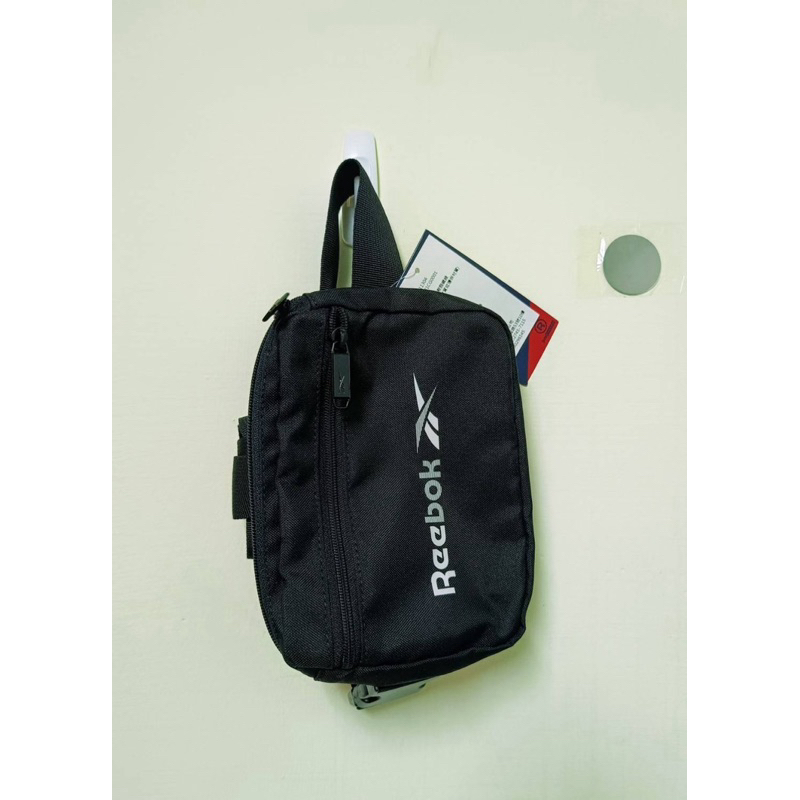 全新品 正版 Reebok 黑色胸包 型號：H11304 腰包 側背包 旅行包 收納包 | 蝦皮購物