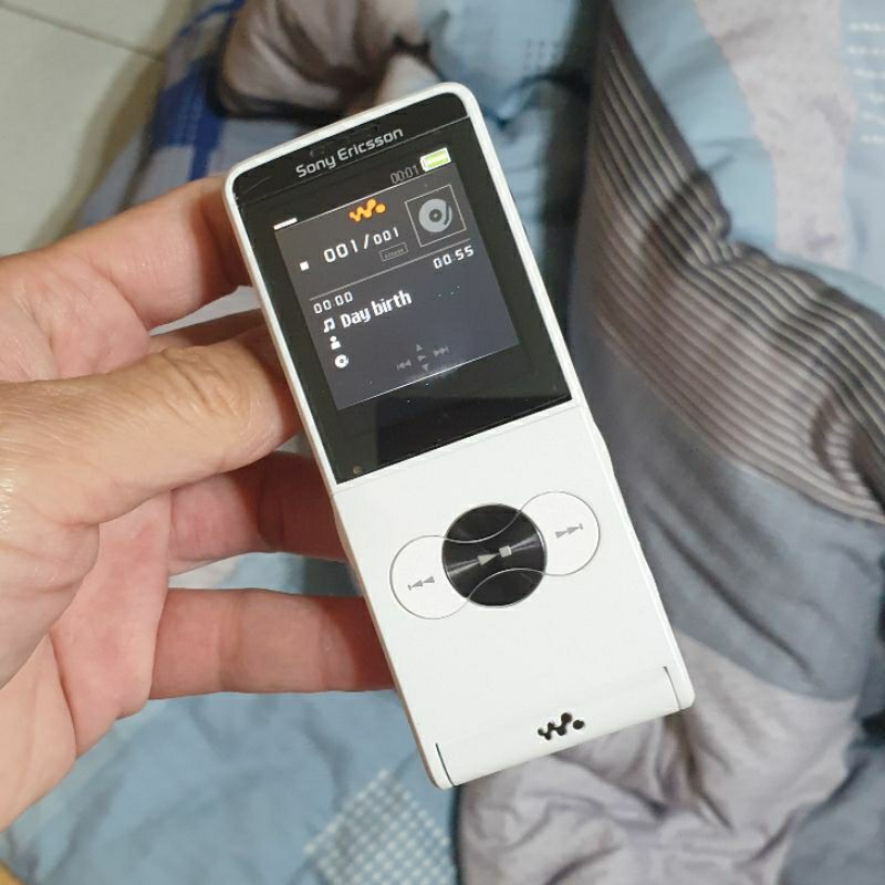 出清經典收藏 Sony Ericsson W350 W350i 白色 超薄 翻蓋 Walkman 130萬 外觀9成新 | 蝦皮購物