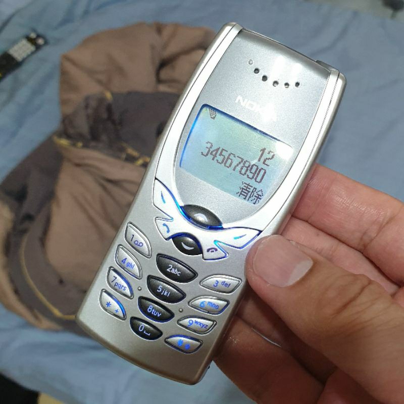 出清經典收藏 Nokia 8250 銀色 蝴蝶機 冷光螢幕 經典直立 2G手機 外觀新如圖 單手機 附電池 | 蝦皮購物
