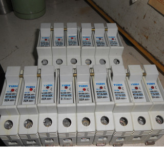 TIRH 陶瓷保險絲座RT18-32X 3P 軌道式 保險絲尺寸10*38. 額定電流 32A (D2) | 蝦皮購物
