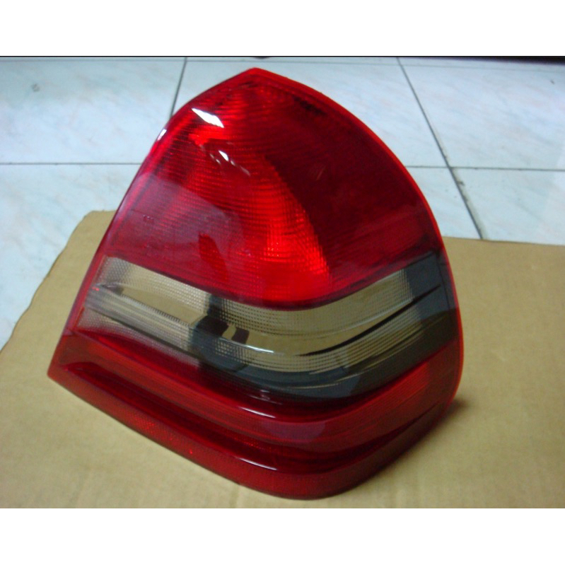 BENZ 賓士 W202 C180 C280 94 後燈殼 副駕駛座 紅白 (另有各車係零件 歡迎詢問) | 蝦皮購物