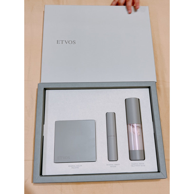 ETVOS 冰燦光耀彩妝組/淡白粉紅眼彩膏/亮膚彩妝膏/杏桃紅彩妝膏/霧面咖啡多用粉彩/化妝包 | 蝦皮購物