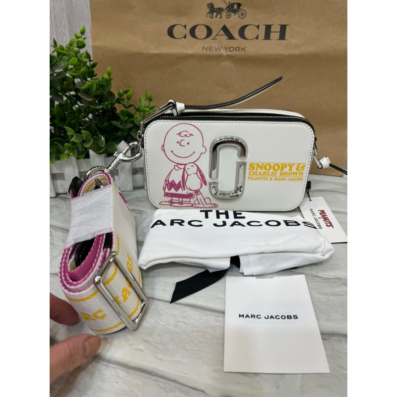 🔥 🇺🇸 現貨MARC JACOBS Snapshot x Peanuts史奴比聯名 防刮皮革斜背相機包（白色）附防塵袋 | 蝦皮購物