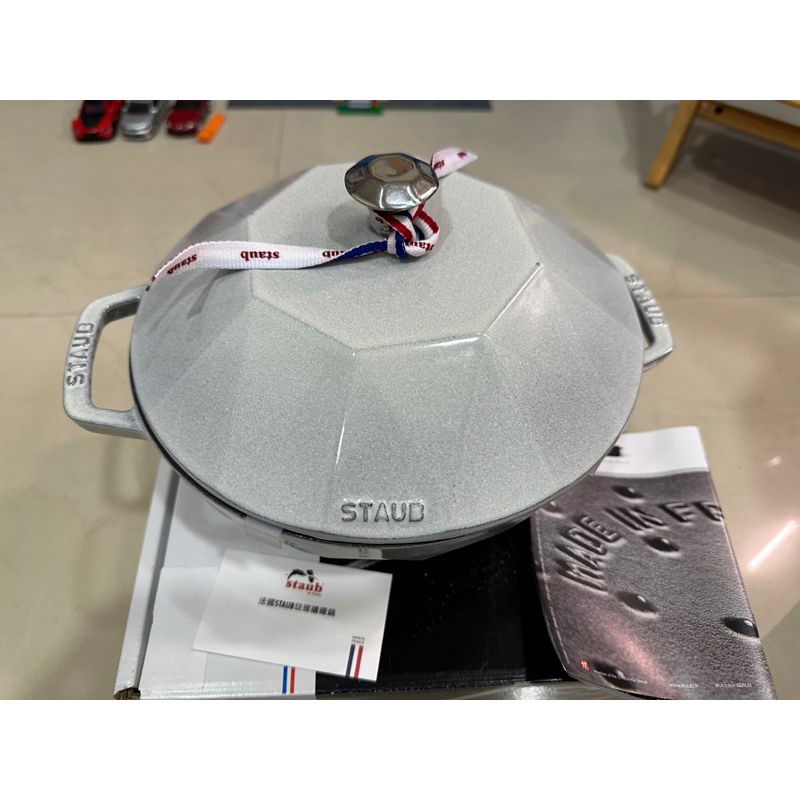 （全新）限時特價 Staub 松露白 超美 鑽石鍋 22cm (2.7L) | 蝦皮購物
