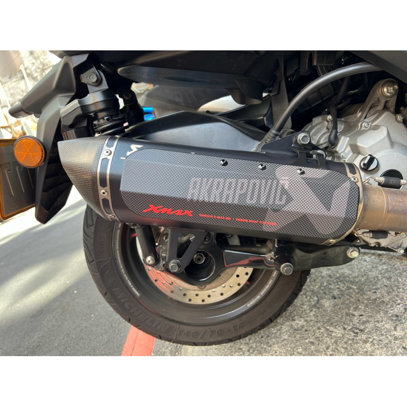 AKRAPOVIC XMAX Xmax 300 專用 黑雷雕 原廠認證 排氣管 蠍子管 | 蝦皮購物