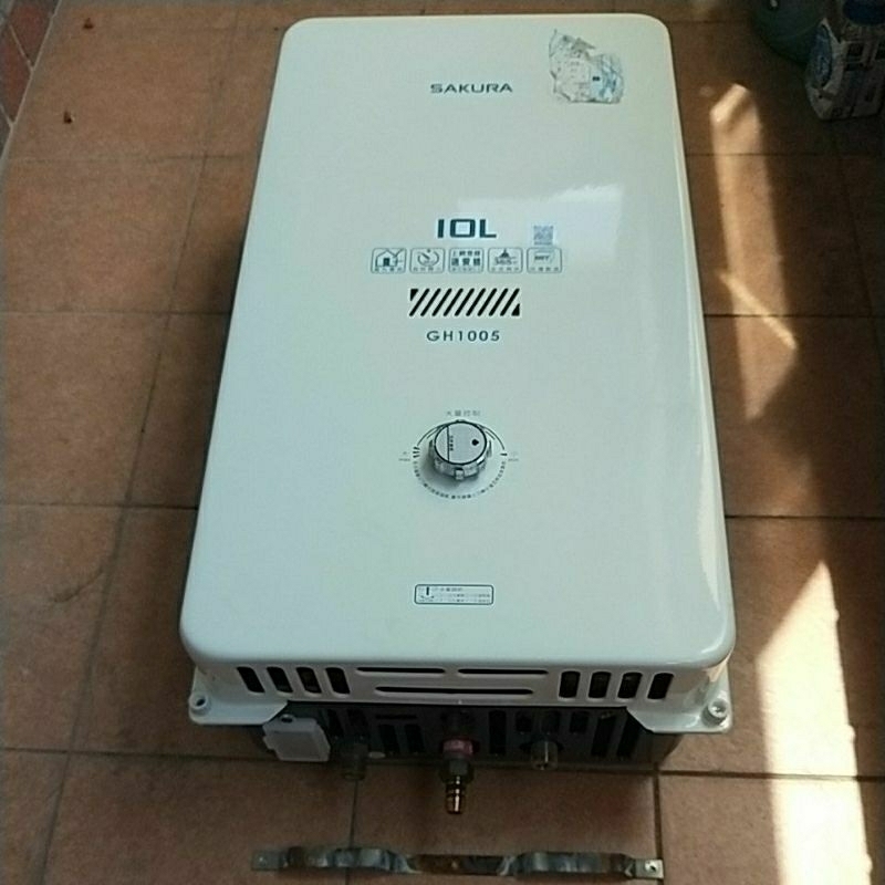 櫻花 SAKURA GH1005 10L 天然氣 NG1 屋外型 熱水器 2022年購入，9成新，功能全正常，配件齊全 | 蝦皮購物