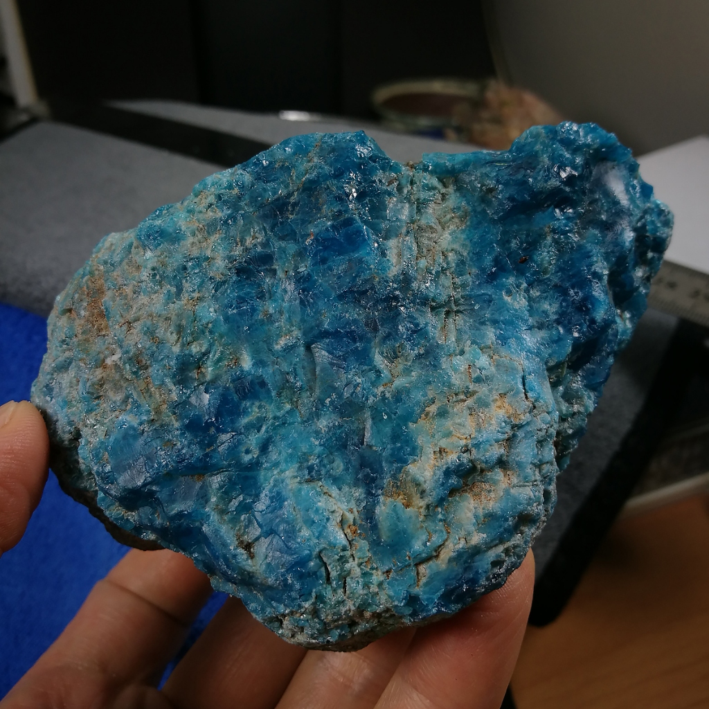 [友克鑫礦業]dd230約重428.5g-藍磷灰 原礦 磷灰石 Apatite 天然水晶 原石 藍磷灰石 | 蝦皮購物
