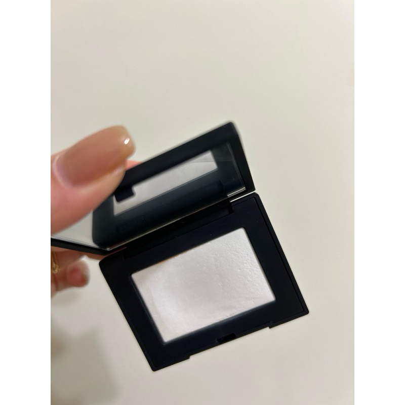 NARS 裸光蜜粉餅 crystal(小白餅/定妝蜜粉)3g | 蝦皮購物