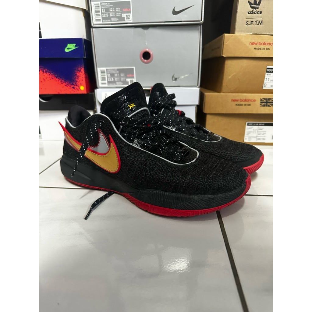 Nike LeBron 20 黑金 US11 9成新 無盒 | 蝦皮購物