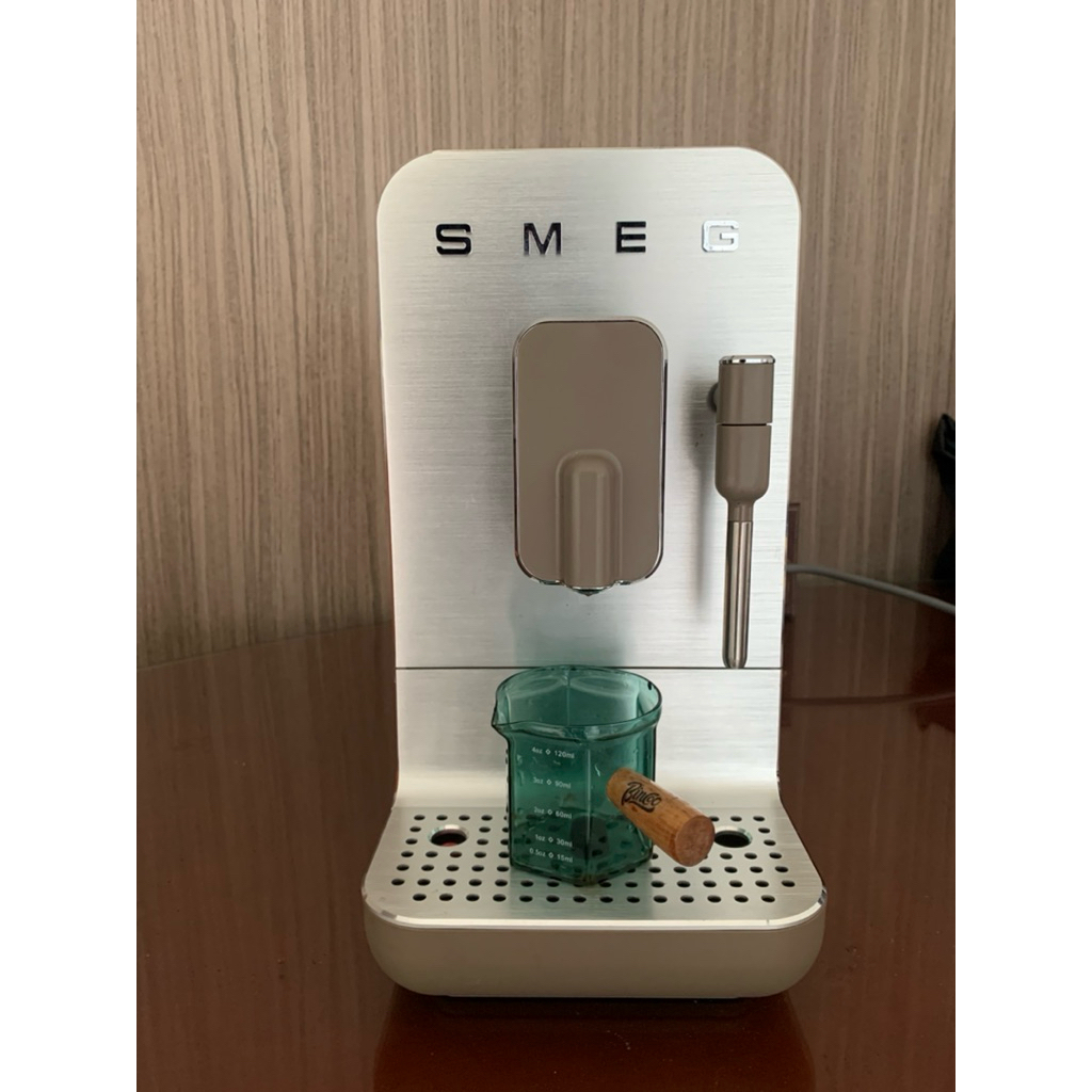 Smeg BCC02全自動義大利咖啡機，二手亞麻棕色（奶茶色）展示機，台灣電壓使用 | 蝦皮購物