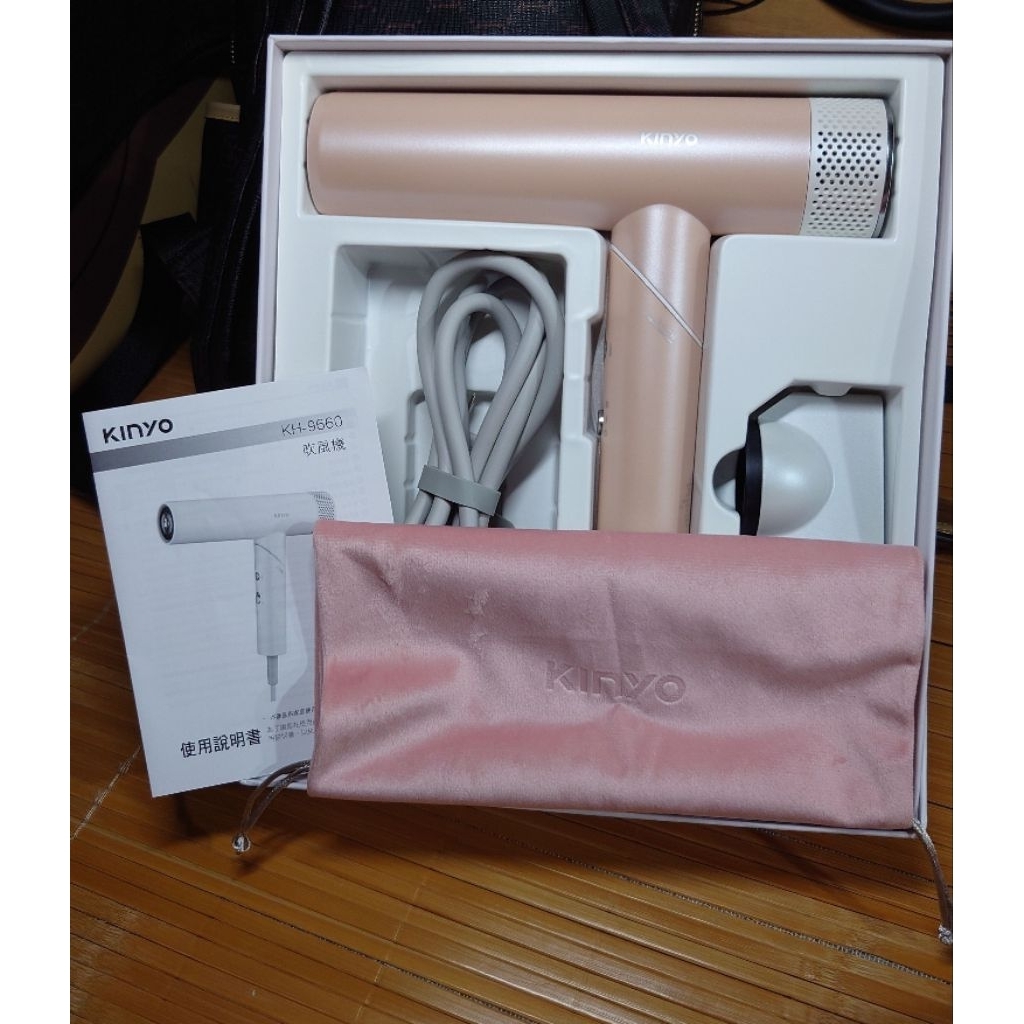 【KINYO】小旋風｜全球電壓無刷吹風機-雪櫻粉(免運費) | 蝦皮購物