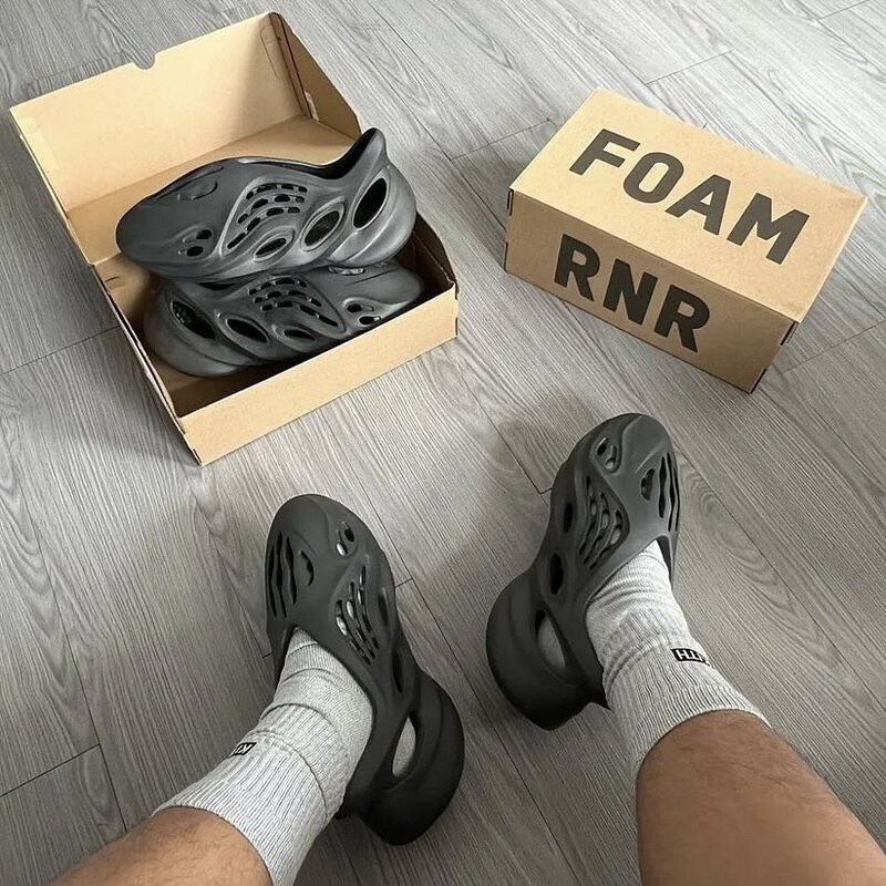-1n- YEEZY FOAM RUNNER 洞洞鞋 黑 HP8739 沙白 FY4567 炫彩 水泥灰 IE4931 | 蝦皮購物