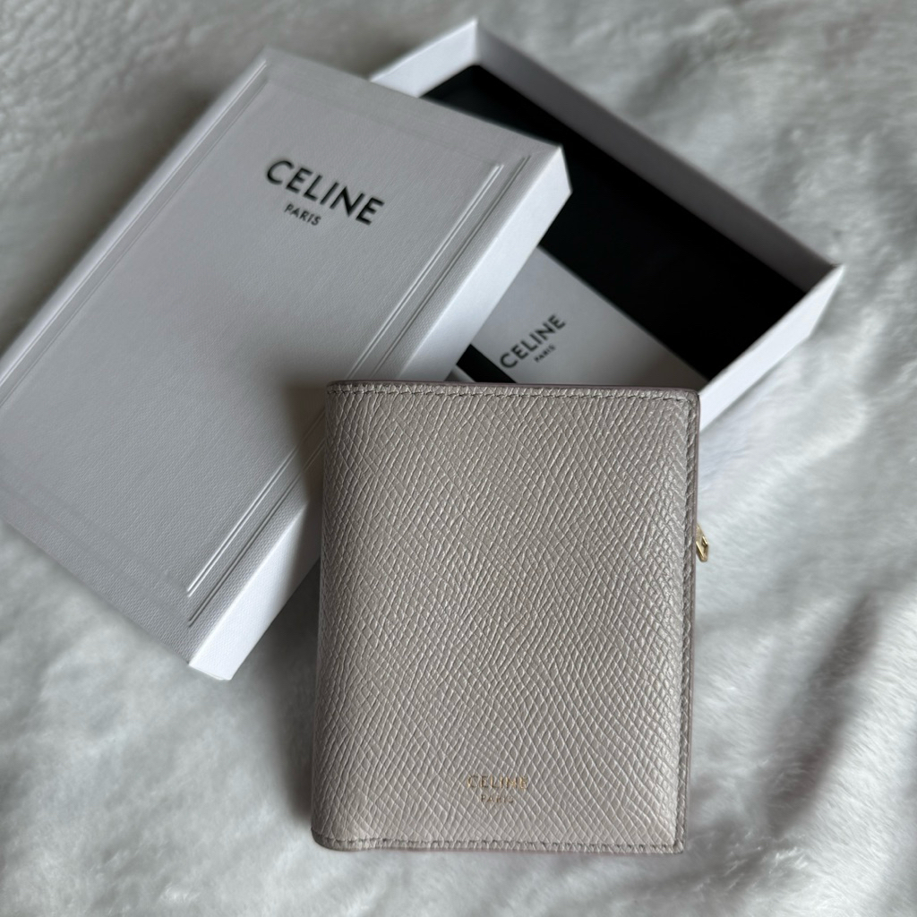 CELINE COMPACT WALLET 淺紫色短夾 附台灣專櫃購證 | 蝦皮購物