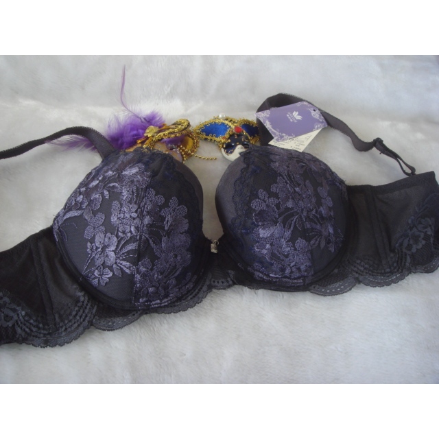 華歌爾/深V 美的瞬間/華麗蕾絲-舒適無壓內衣/光燦黑色【75D】~$599元(原價$1880) | 蝦皮購物
